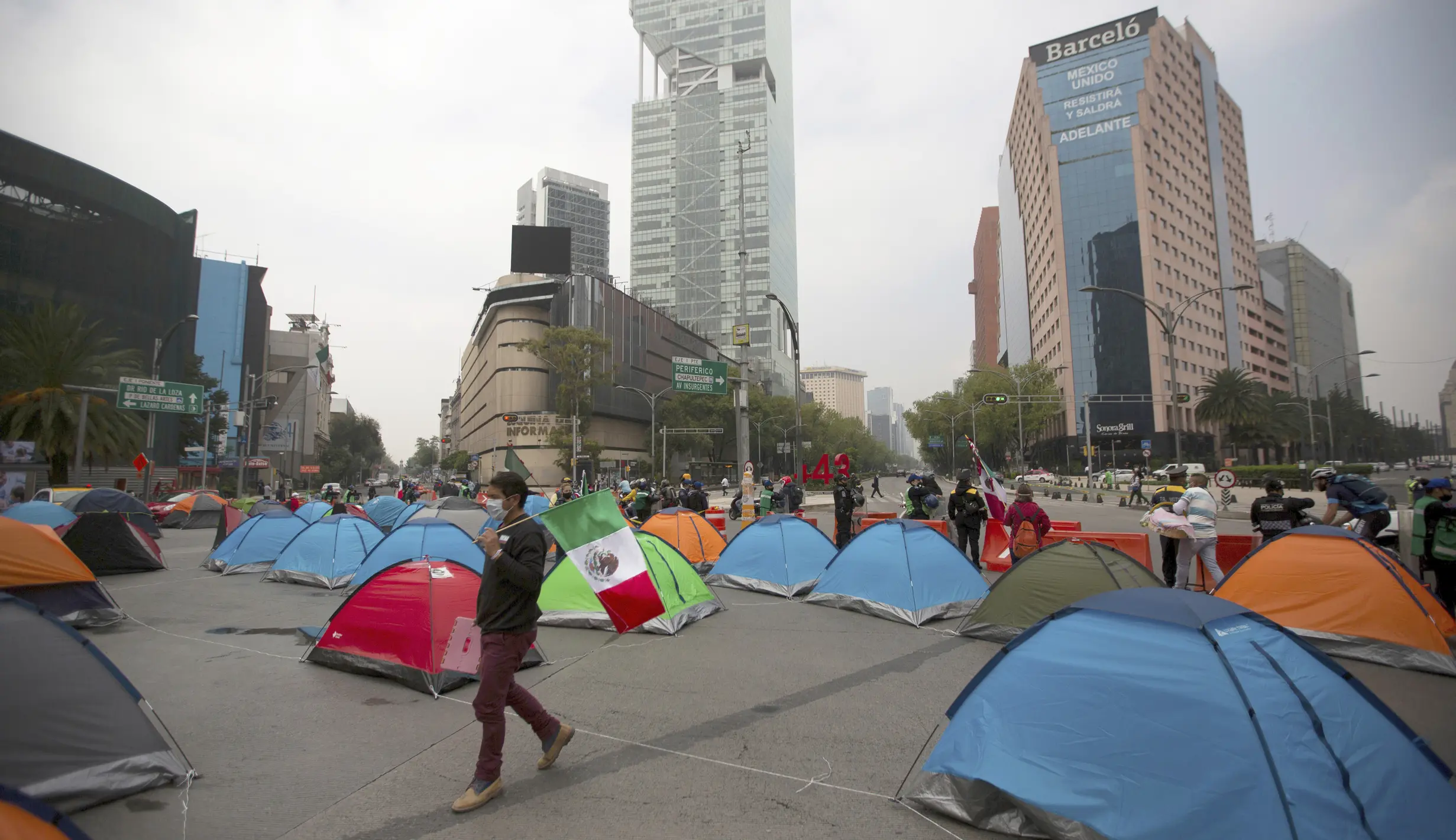 FOTO: Tuntut Presiden Meksiko Mundur, Demonstran Berkemah di Jalan Raya ...
