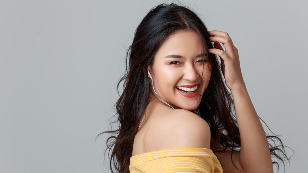 9 Ciri Kepribadian Perempuan Feminin yang Membuatnya Terlihat Memesona ...