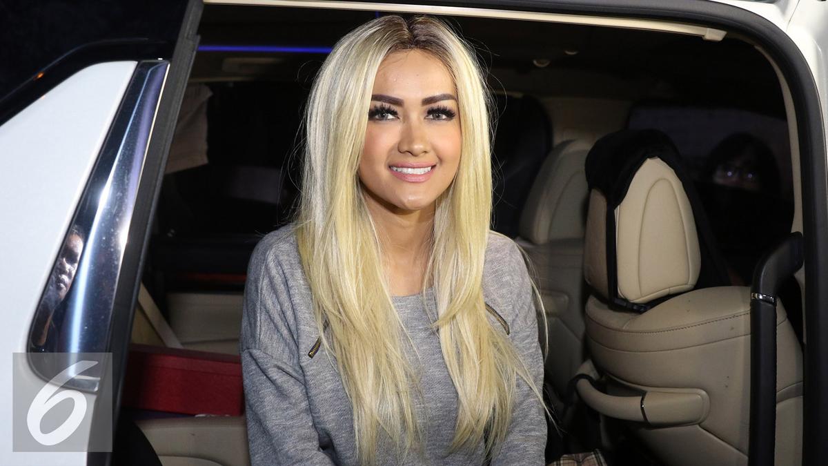 Botak, Julia Perez Koleksi Wig Warna-warni - ShowBiz Liputan6.com