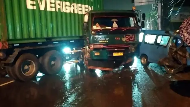 Evakuasi Dramatis Sopir Angkot Terjepit Usai Ditabrak Truk Kontainer di Bogor - News Liputan6.com