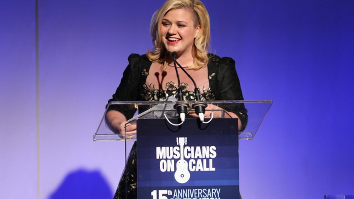 Cara Kelly Clarkson Sembunyikan Piala Penghargaannya - ShowBiz Liputan6.com