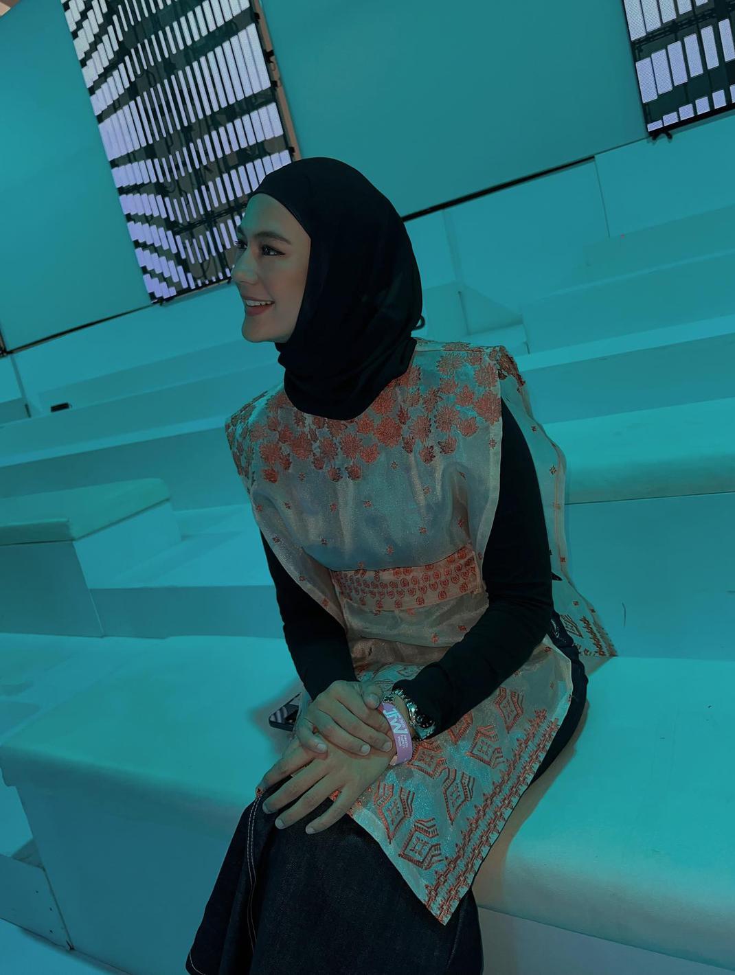 Pesona Paula Verhoeven, Bersinar di Jakarta Fashion Week 2025