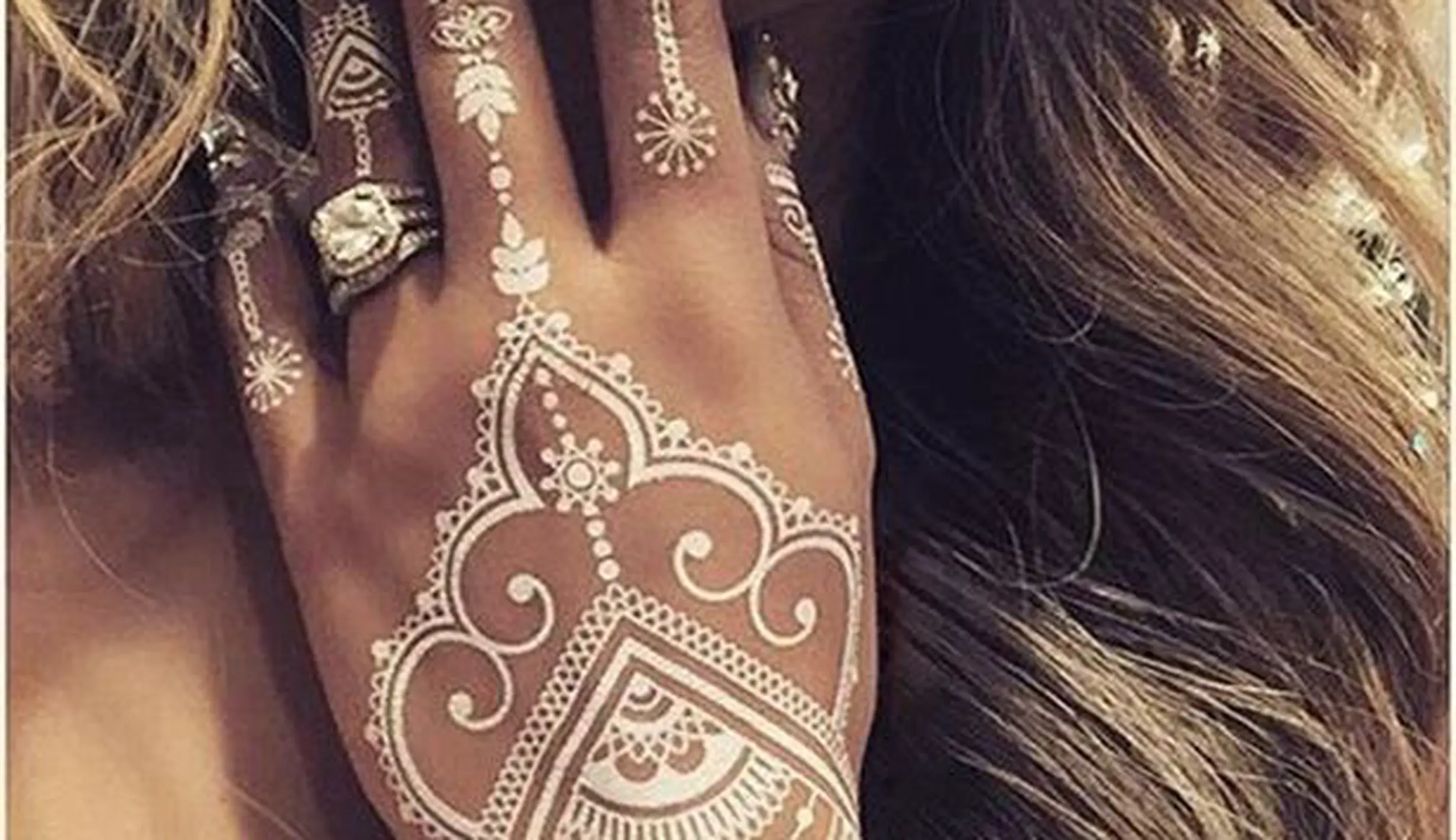 Inspirasi Henna Putih Bikin Kamu Makin Cantik di Hari Pernikahan ...