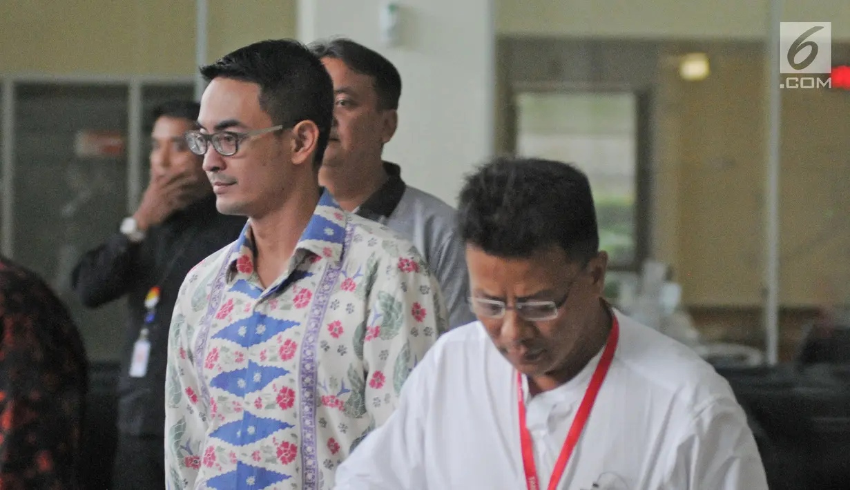 FOTO: Senyum Zumi Zola Usai Diperiksa KPK - Foto Liputan6.com