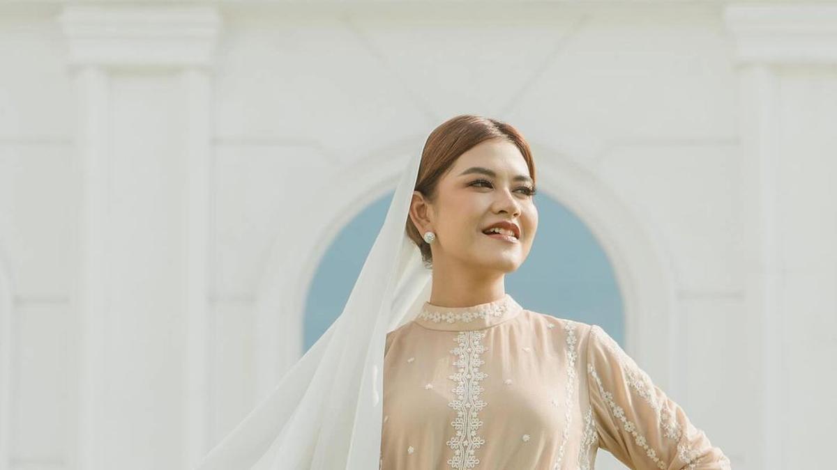 8 Gaya Ibu Pejabat Anggun Kahiyang Ayu, Tampil Adem Kenakan Dress Panjang di Momen Tahun Baru ...