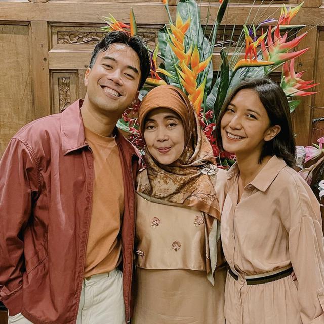 7 Potret Kehangatan Orang Tua Vidi Aldiano dan Sheila Dara, Sudah Bak ...
