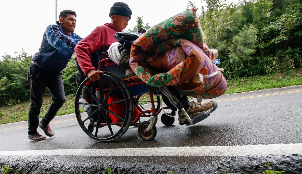 FOTO: Kisah Migran Venezuela Dorong Kursi Roda Sejauh 600 Km Demi ...
