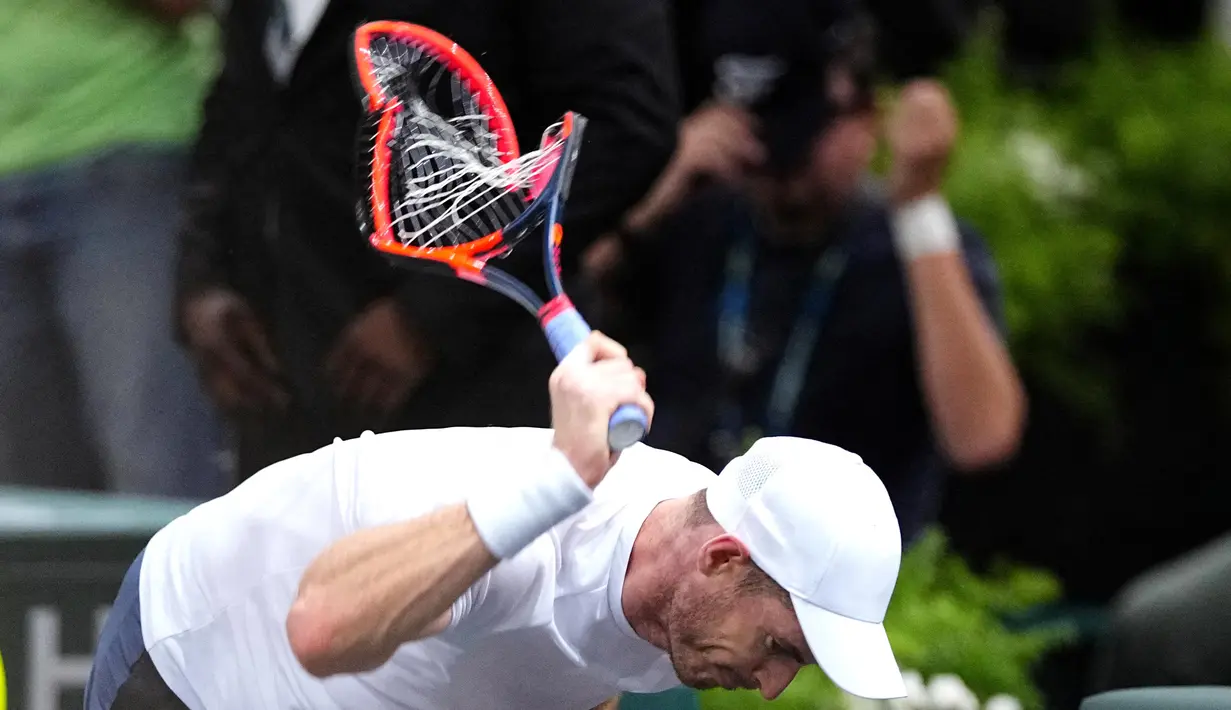 Foto: Momen Andy Murray Patahkan Raket, Emosi Ditaklukkan Alex De Minaur di Paris Masters ...