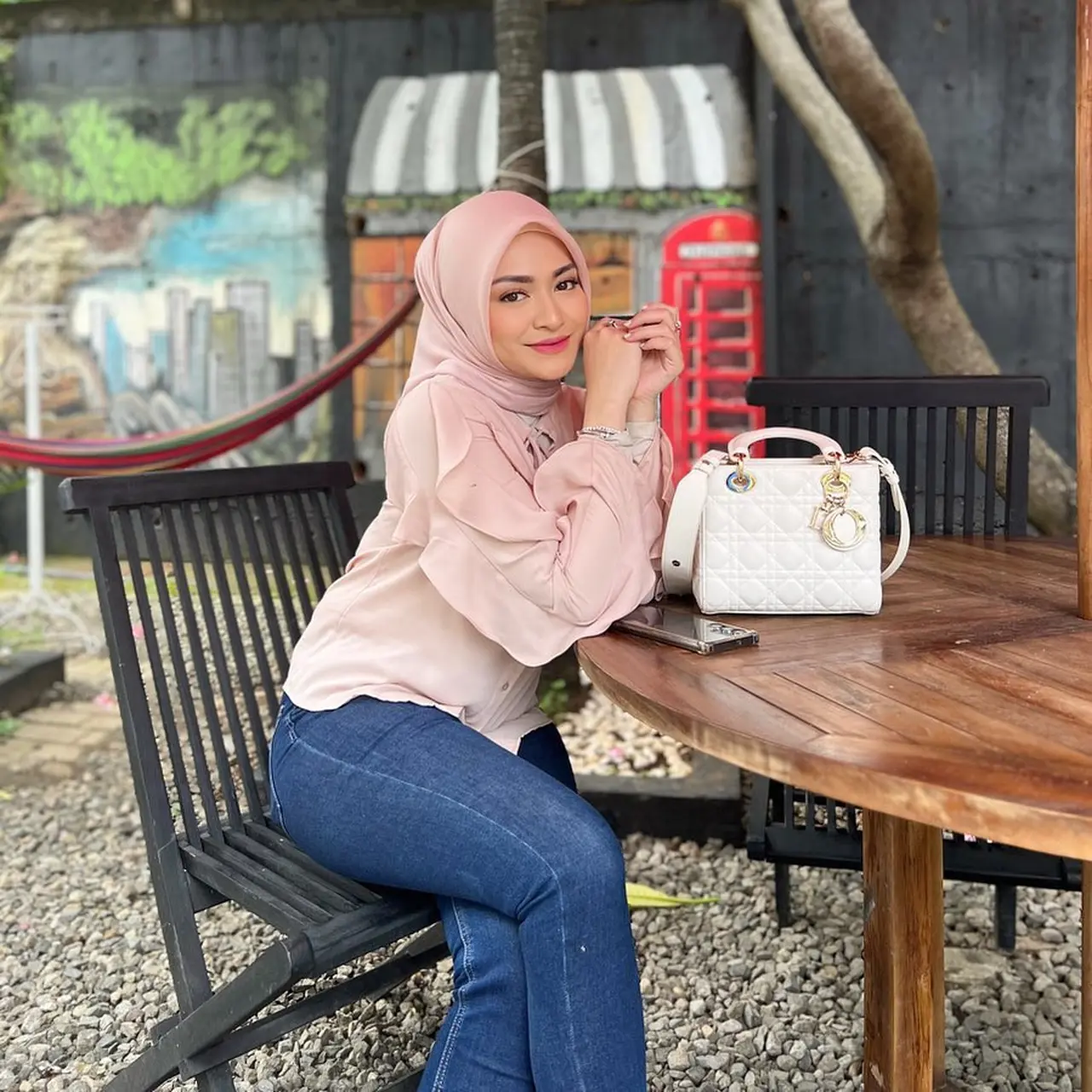 5 Potret Gaya Hijab Nathalie Holscher Sebelum Unggah Video Lepas Hijab - Lifestyle Liputan6.com