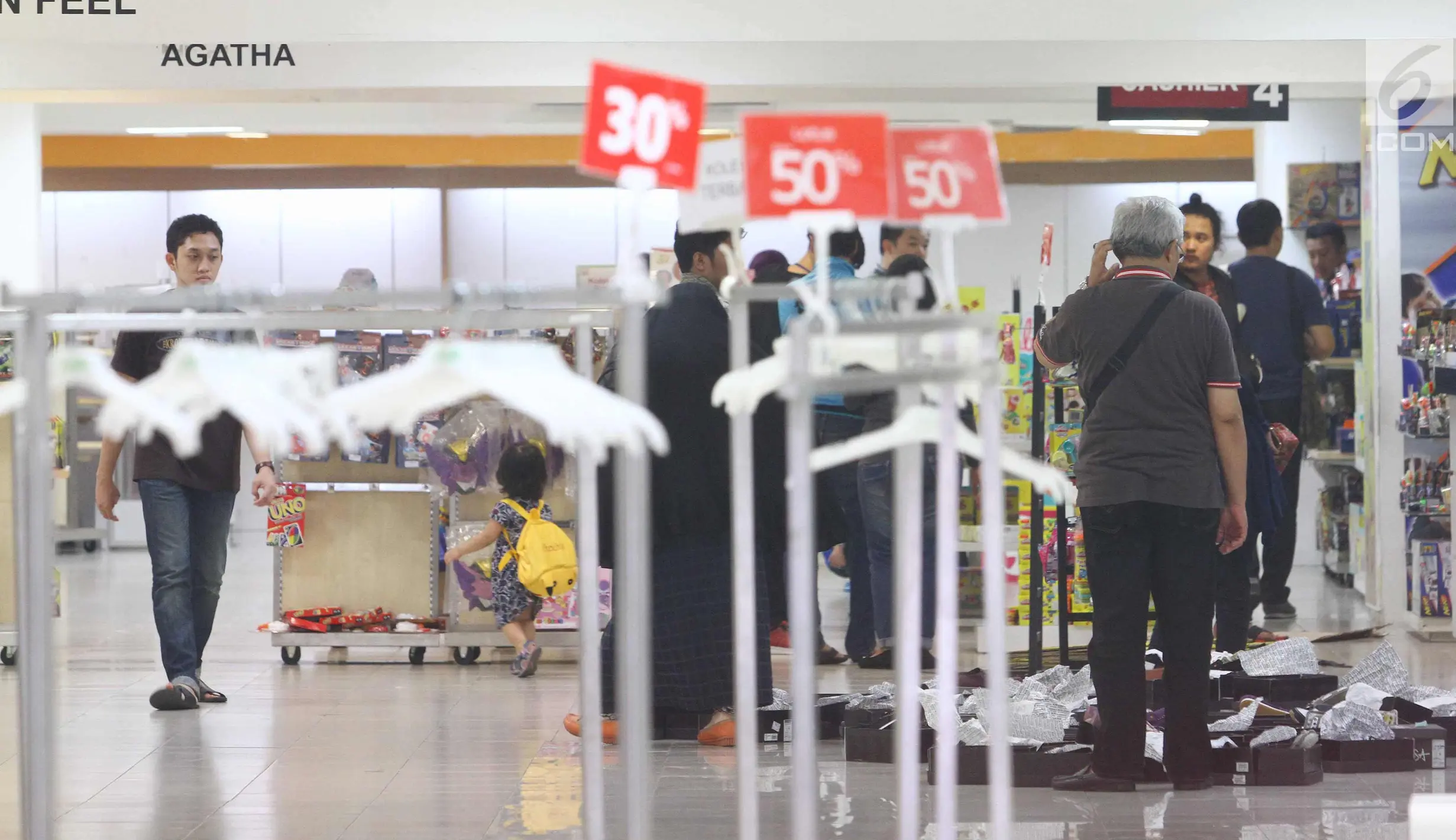 PHOTO: Ada Diskon Besar-Besaran, Pengunjung Serbu Lotus Department ...