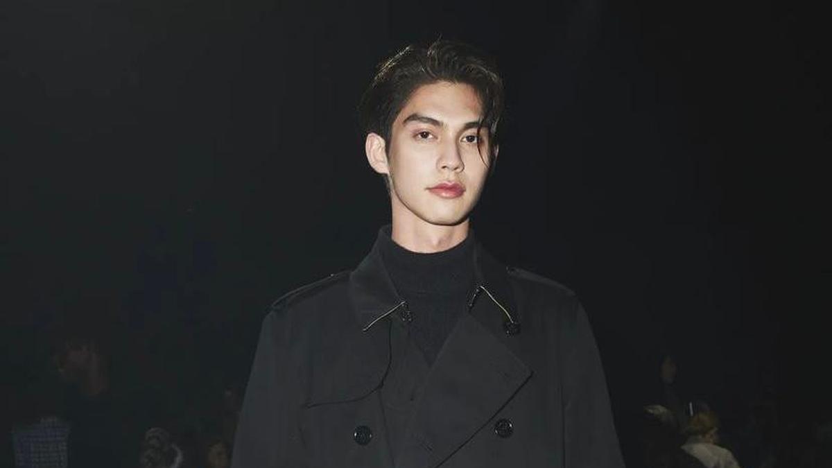 Ganteng Paripurna, 6 Gaya Bright Vachirawit Dibalut Trench Coat Hitam ...