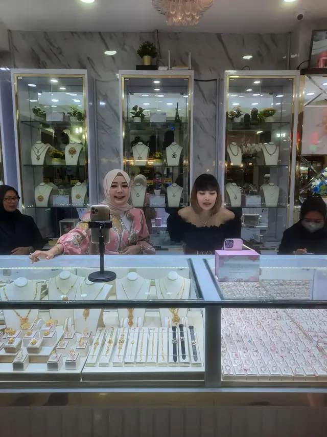 Irma Dharmawangsa Incar Cincin Berlian Listring, Diyakini Simbol ...