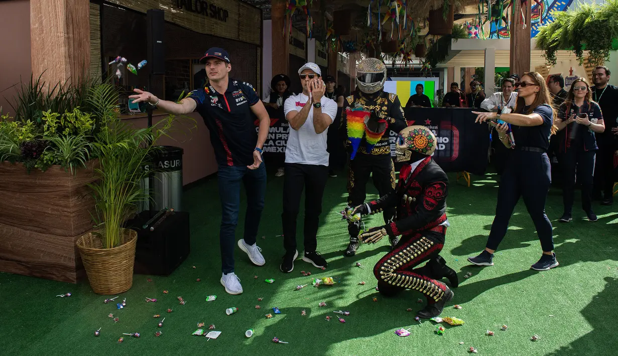 Foto: Keseruan Perez dan Verstappen Bermain Pecah Pinata Jelang Formula ...
