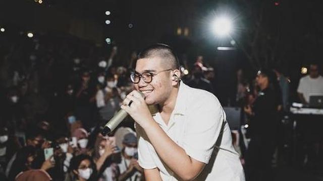 Jesenn Cover Lagu Indonesia Selama Seminggu, Salah Satunya Kebutuhan ...