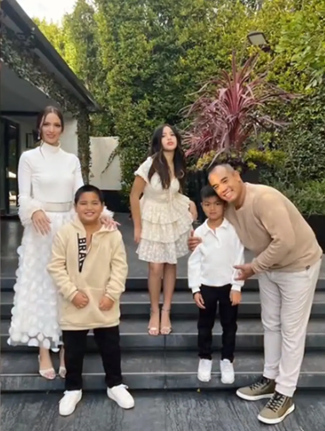 Foto Keluarga Nia Ramadhani dan Ardi Bakrie saat Pemotretan Bareng ...