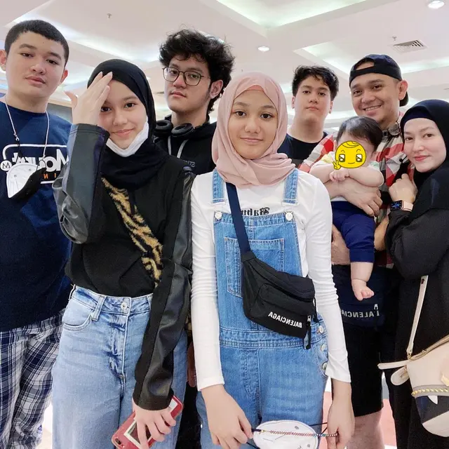 6 Potret Keluarga Fadlan Muhammad dan Lyra Virna, Harmonis Bareng 6 Anak - Hot Liputan6.com