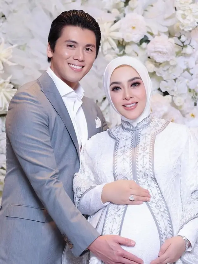 Terungkap, 6 Gaya Syahrini Pamer Baby Bump saat Hamil 7 Bulan Tampil Serba Putih dari Baju ...