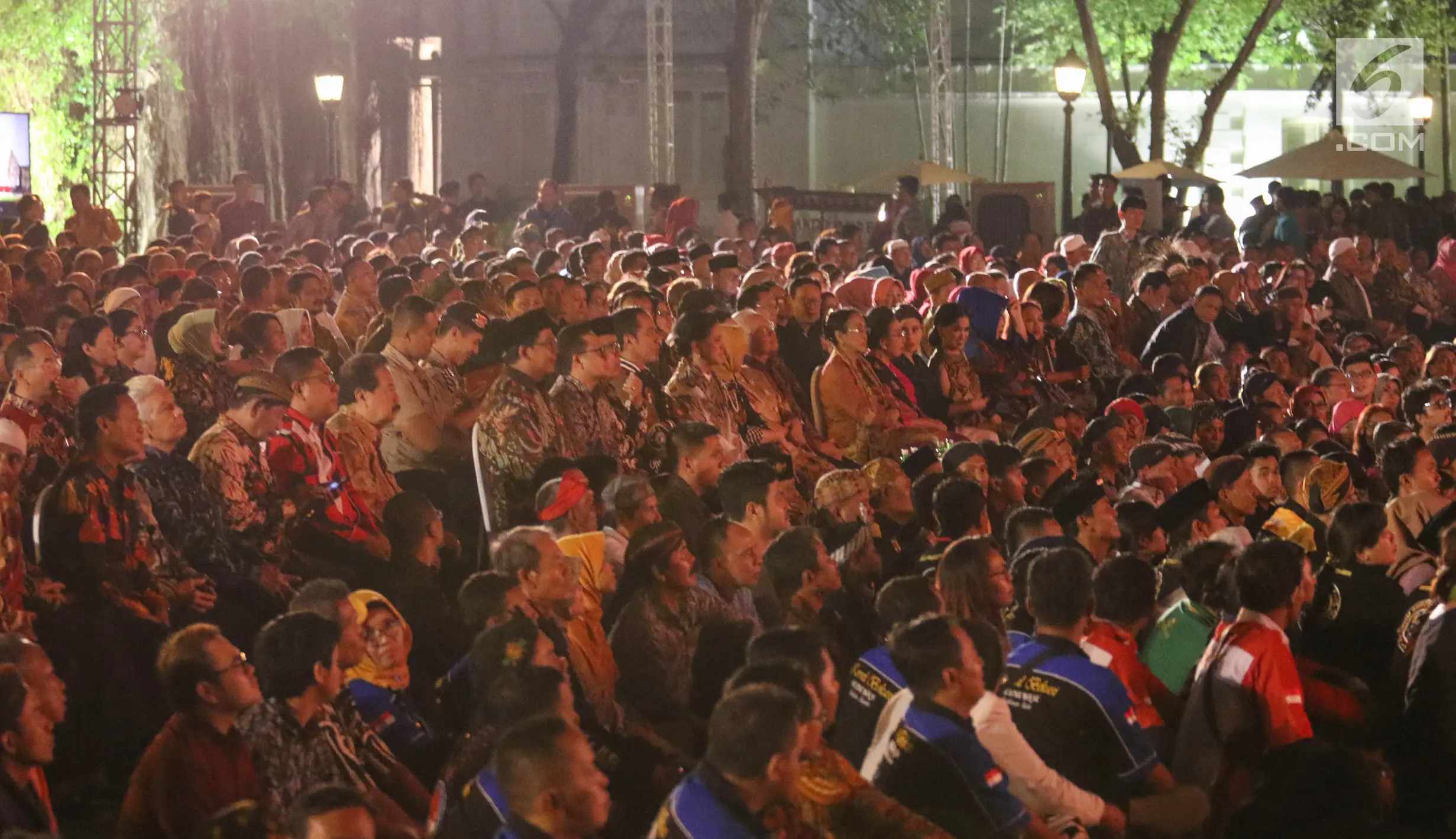 FOTO: 74 Tahun Indonesia Merdeka, Presiden Jokowi Nonton Wayang Kulit ...