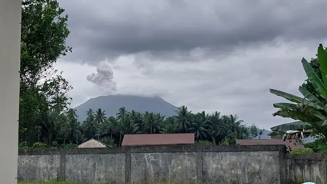 Gunung Ibu Erupsi Semburkan Abu Vulkanik 600 Meter, Warga Diimbau Waspada Radius Bahaya ...