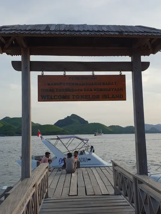 Melihat Keindahan Pulau Flores dari atas Pulau Kelor - Photo Fimela.com