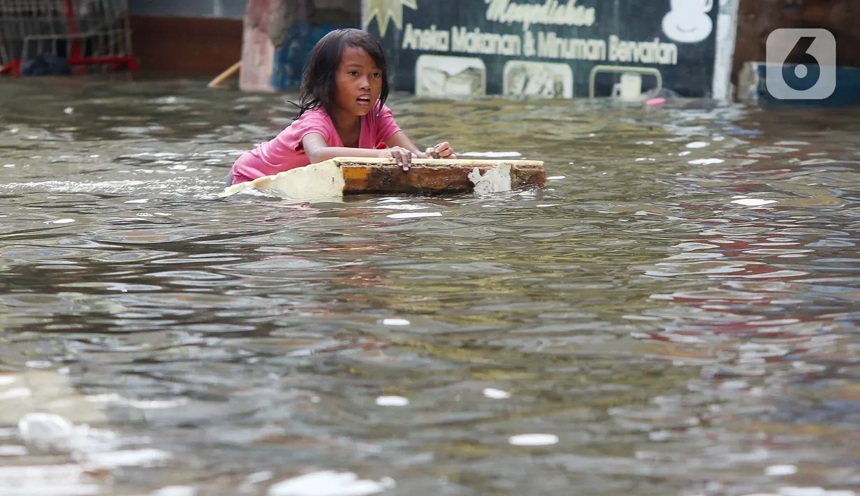 Banjir Rob, Enam RT dan Dua Ruas Jalan di Jakarta Utara Terendam Air - Foto Liputan6.com