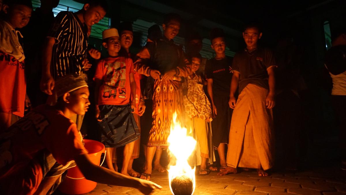 Ritual Mistik Para Pemain Sepak Bola Api