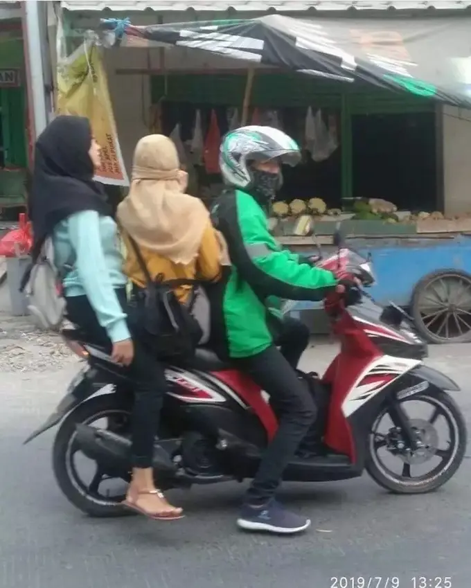10 Potret Aksi Nekat Emak-emak di Jalan Raya, Kalau Jumpa Mending Mengalah Cari Jalan Lain ...