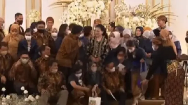 Sederet Momen Kocak di Pernikahan Kaesang dan Erina, Termasuk Foto Rombongan Teman Iriana Jokowi ...