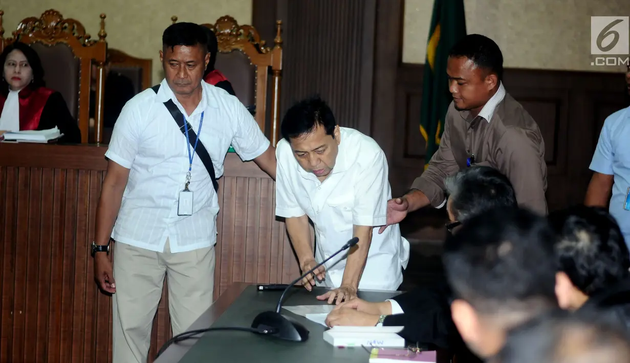 PHOTO: Dipapah Petugas, Setya Novanto Memasuki Ruang Sidang Tipikor ...
