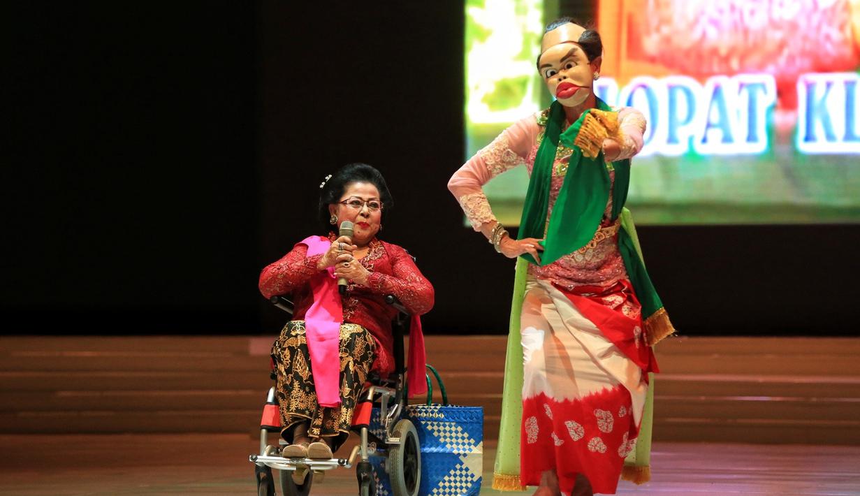 Penampilan Waldjinah dan Didik Nini Thowok di Indonesia Fashion Week ...