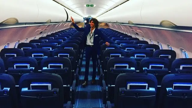 Profesi Unik, Remaja Ini Kerja Jadi Penguji Kursi Pesawat Baru - Bisnis ...