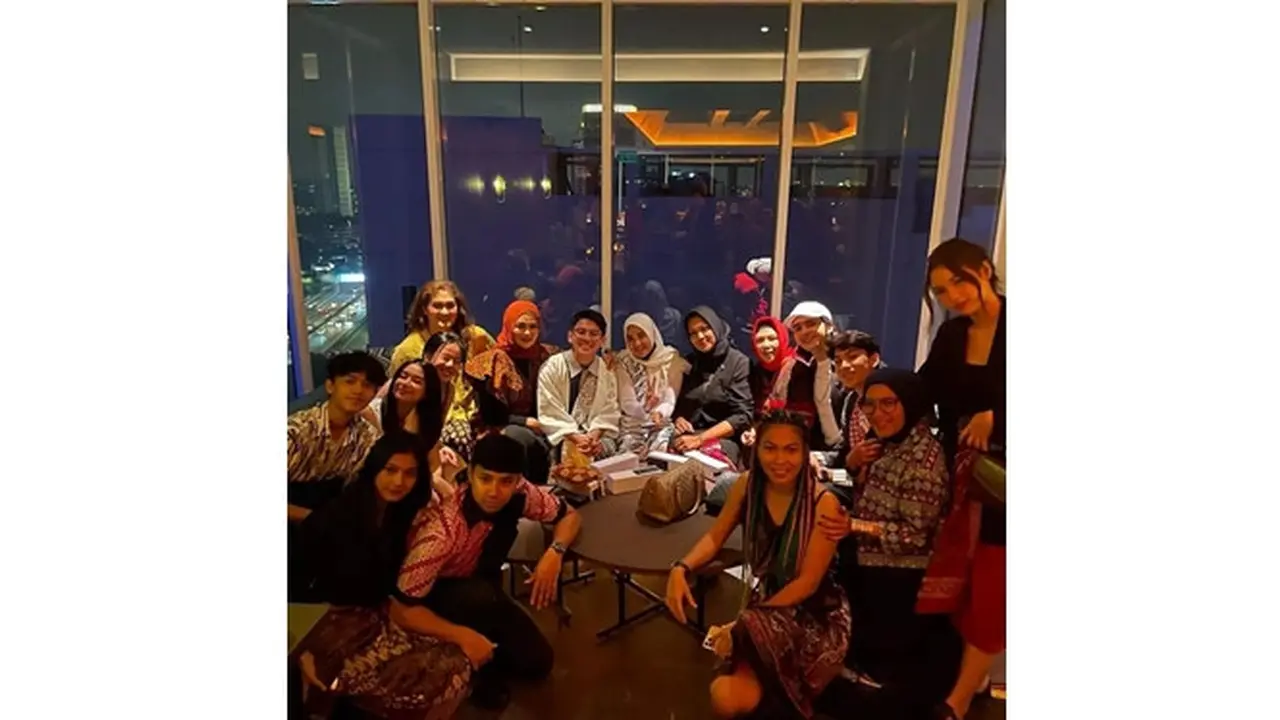 7 Potret Perayaan Sweet Seventeen Rey Bong, Meriah Dihadiri Teman Artis ...