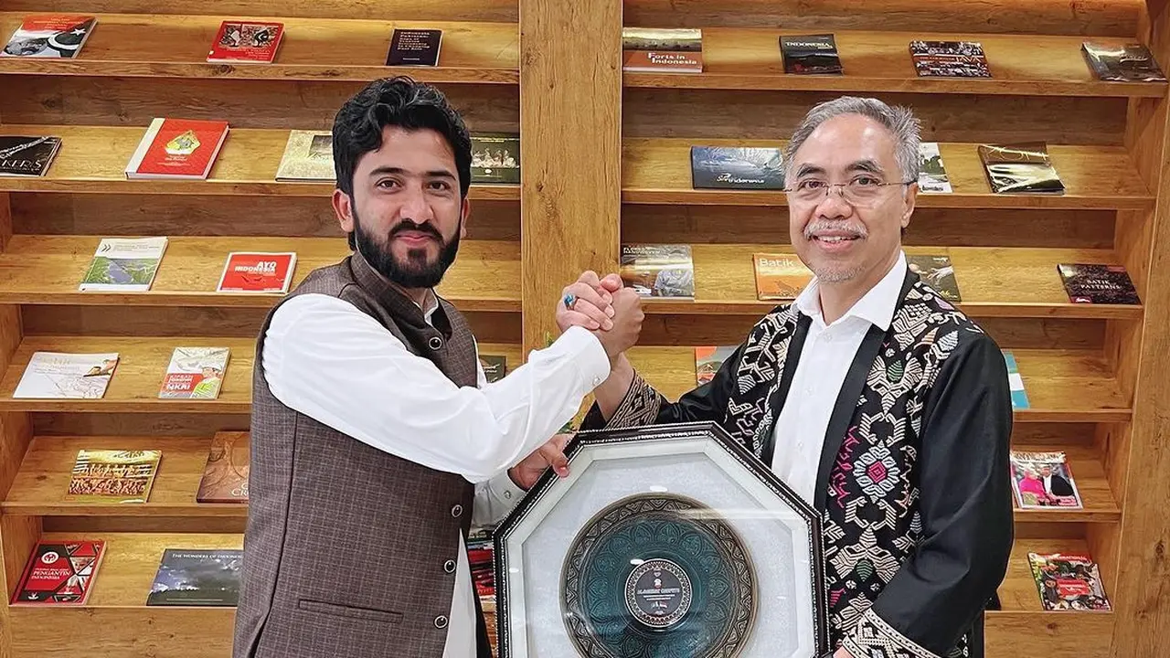 Selebgram Atta Ul Karim Temui Duta Besar Indonesia untuk Pakistan Adam ...