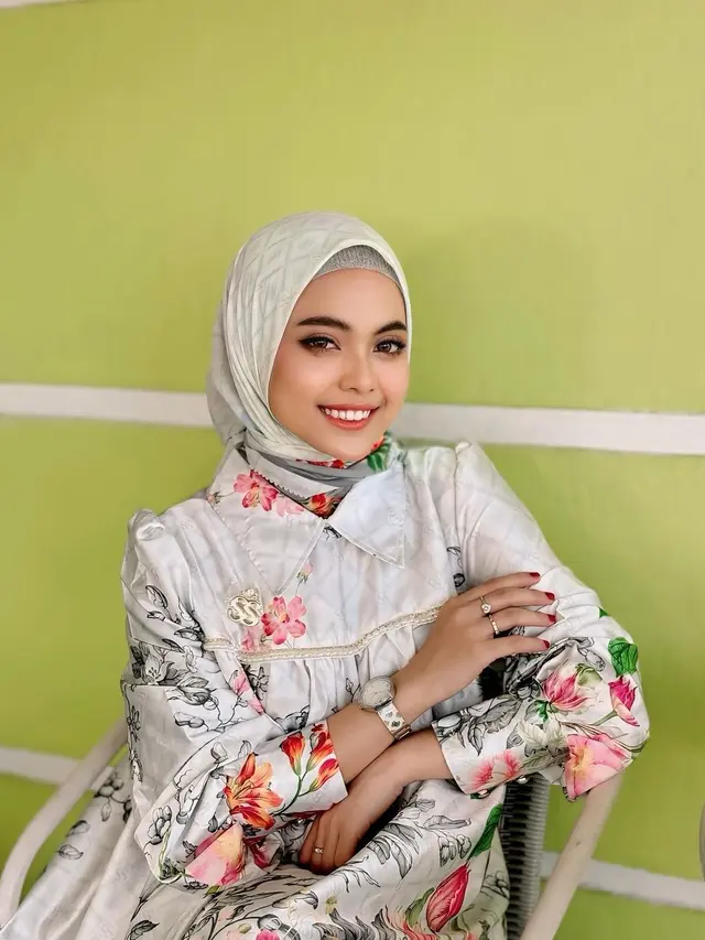 7 Potret Putri Isnari Prewed Usai Pasang Foto Berlatar Biru, Segera Menikah - Hot Liputan6.com