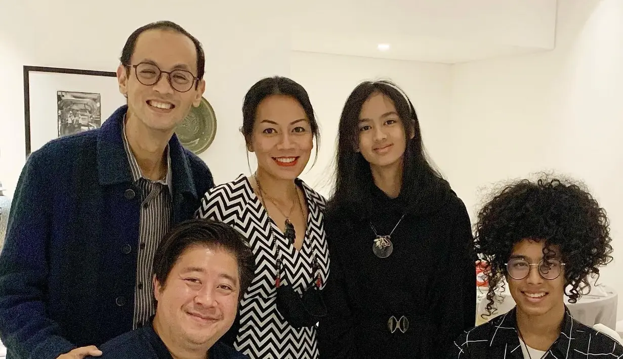 Potret Kenangan Mendiang Reza Gunawan Bersama Dewi Lestari dan Kedua ...