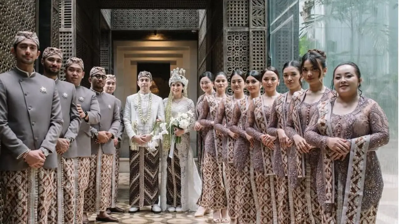 7 Potret Semringah Refal Hady di Pernikahan Dewi Paramita Mici, Menawan ...