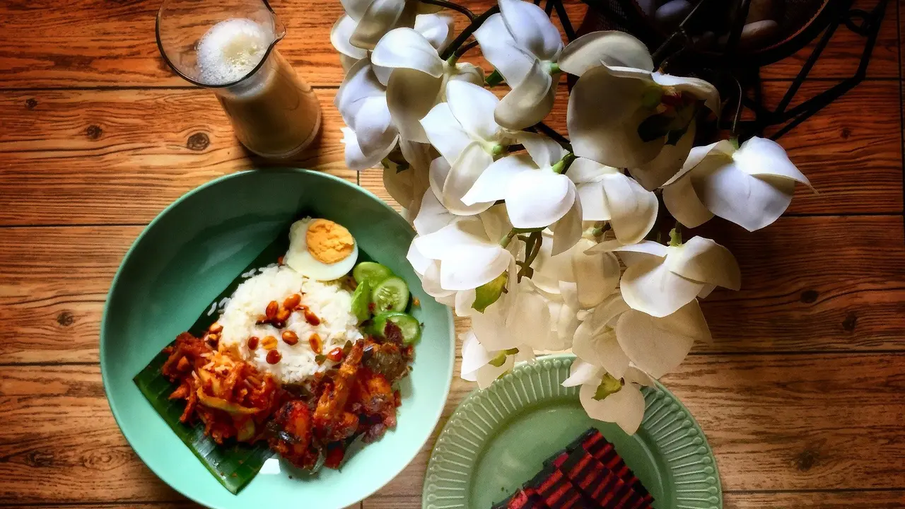 7 Cara Membuat Nasi Uduk Rice Cooker Praktis, Lengkap dengan Sambalnya ...