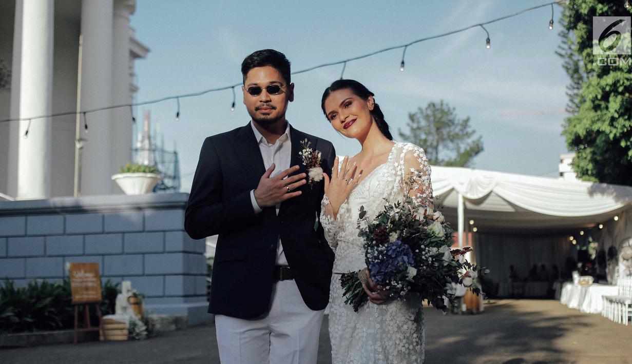 FOTO: Kemesraan Petra Sihombing dan Firrina Sinatrya Usai Pemberkatan - Foto Liputan6.com