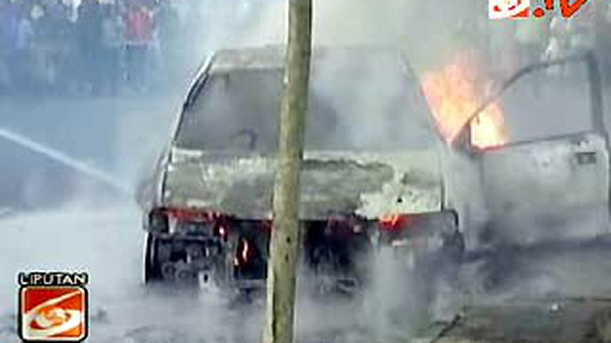 Mobil Terbakar, Kramat Gantung Macet Total
