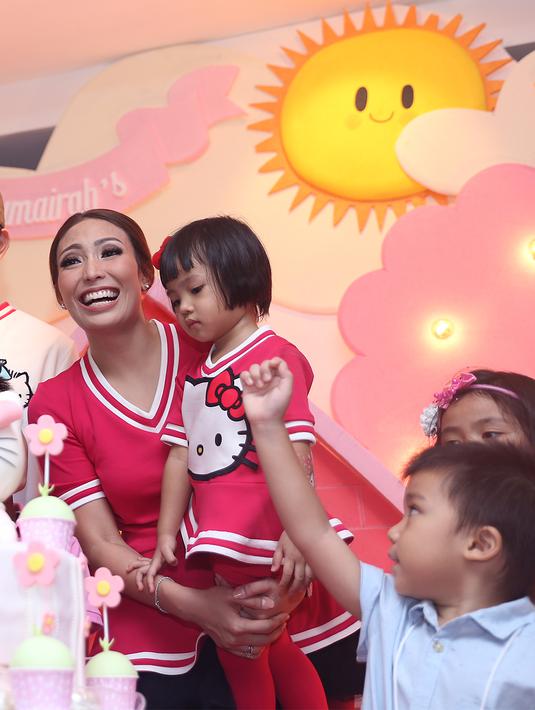 Ayu Dewi Rayakan Ultah Anak dengan Konsep Pernak-Pernik Hello Kitty ...