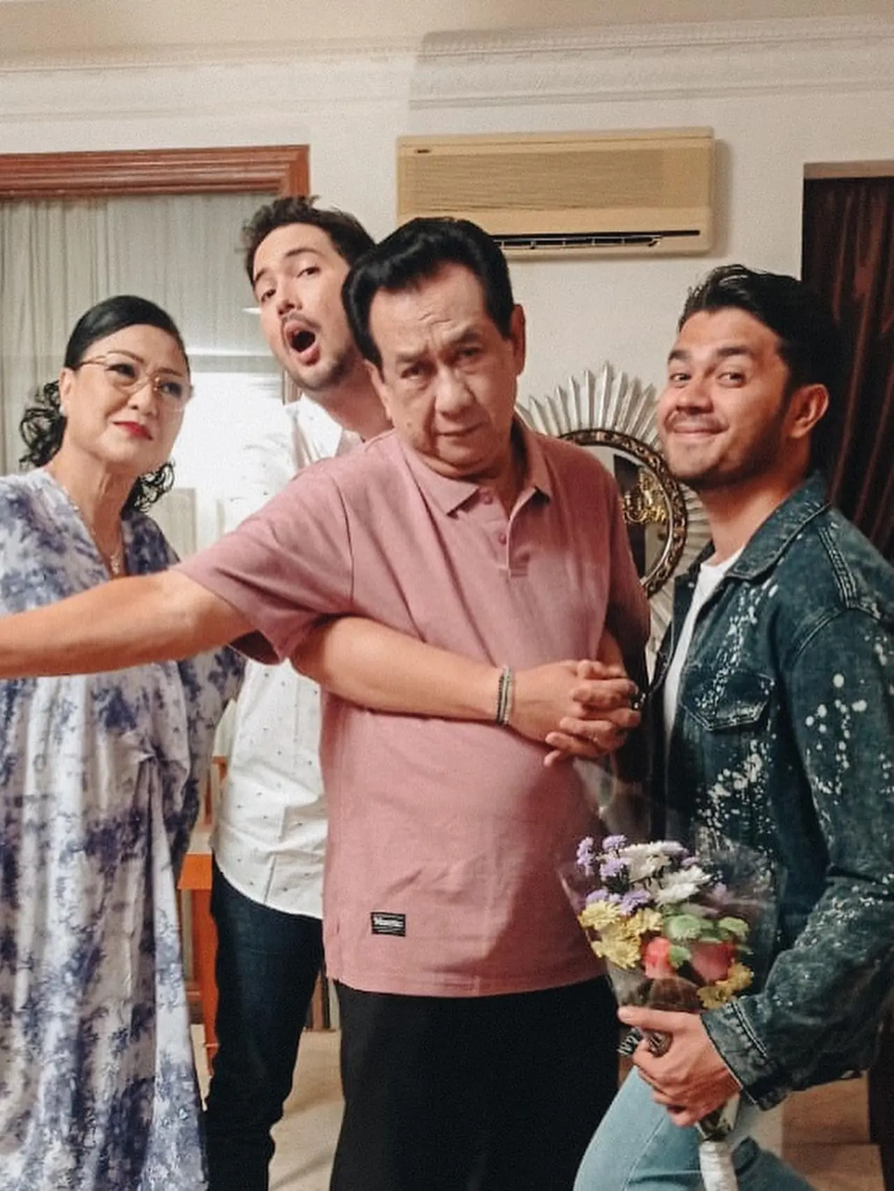 Paling Senior di Sinetron Naluri Hati SCTV, Ini 6 Potret Debby Cynthia Dewi yang Akrab dengan ...