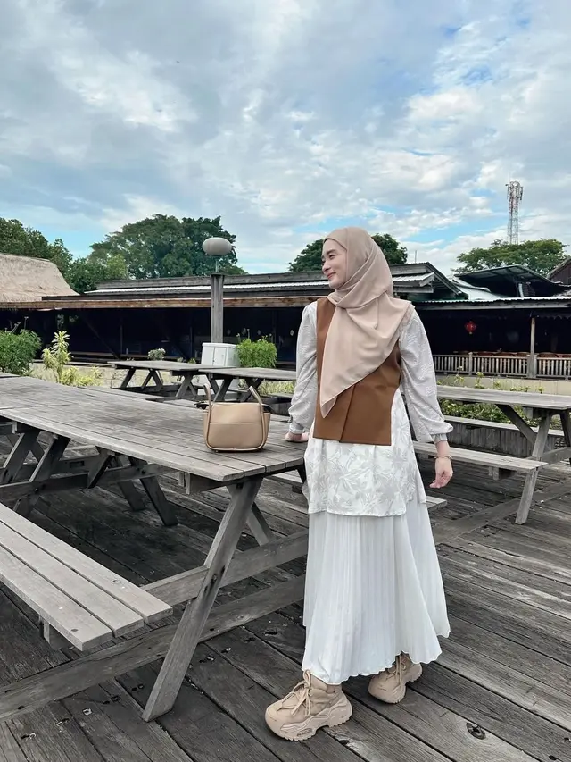 6 Gaya Berhijab ala Inara Rusli, dari Kardigan sampai Baju Pantai ...