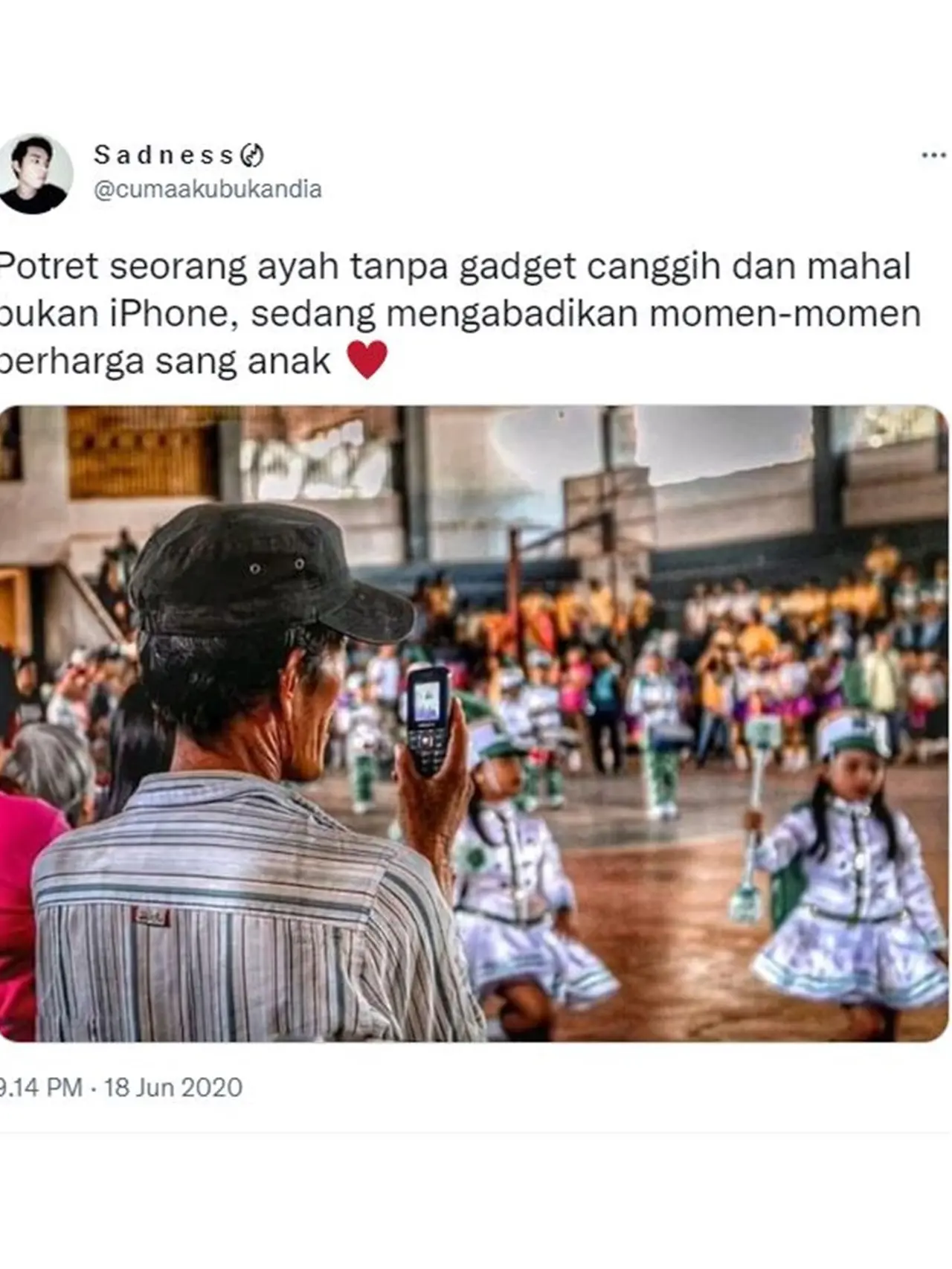 6 Potret Bapak-Bapak Rekam Momen Pakai HP Jadul, Bikin Tersentuh - Hot Liputan6.com