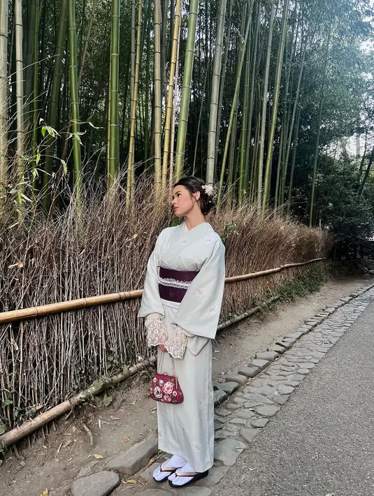 Potret Maria Theodore Pacar Jefri Nichol Pakai Kimono, Parasnya Bak ...