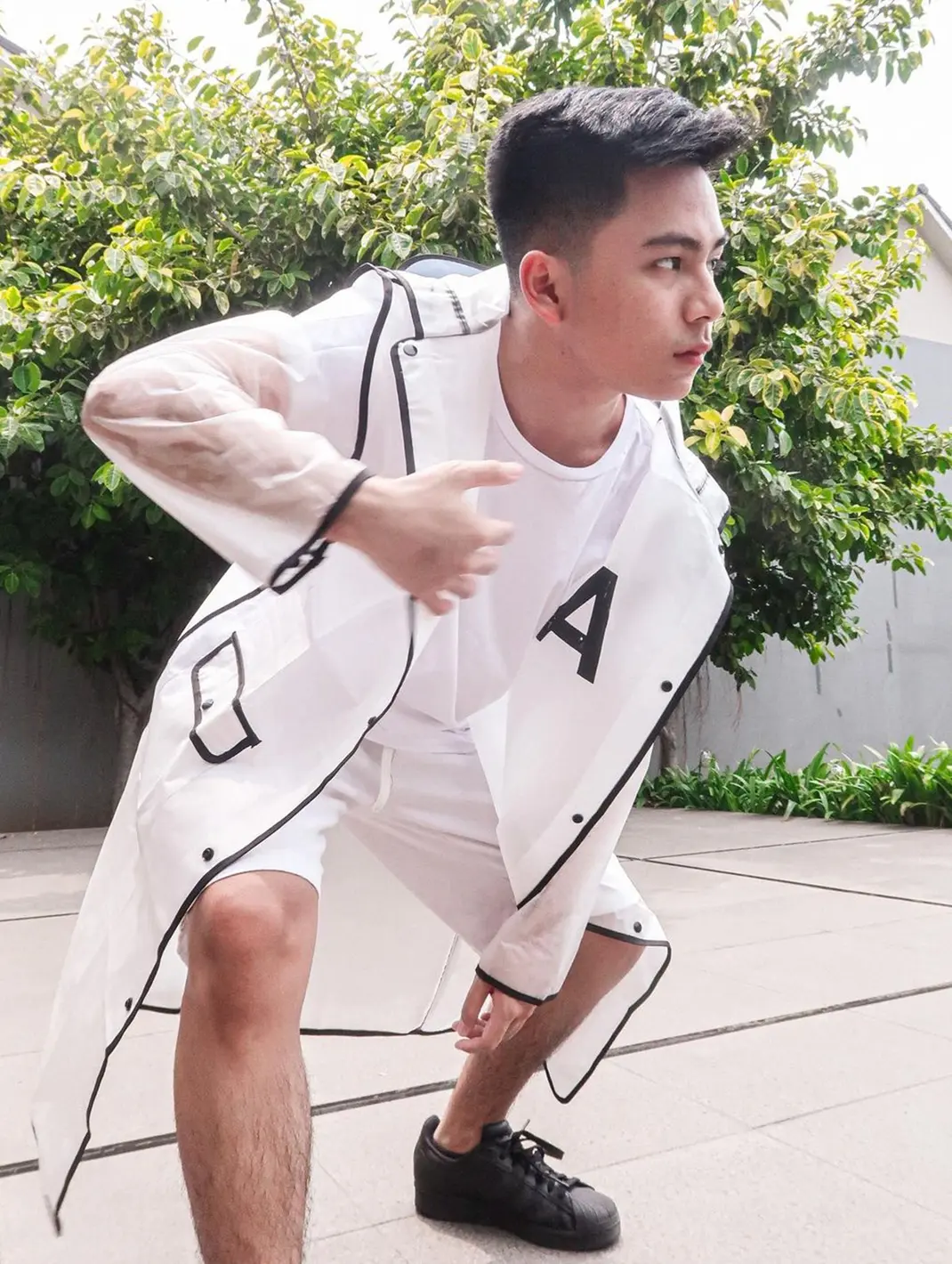 FOTO: Gaya Brandon De Angelo Pakai Kaus Putih, Tampil Keren - Foto ...