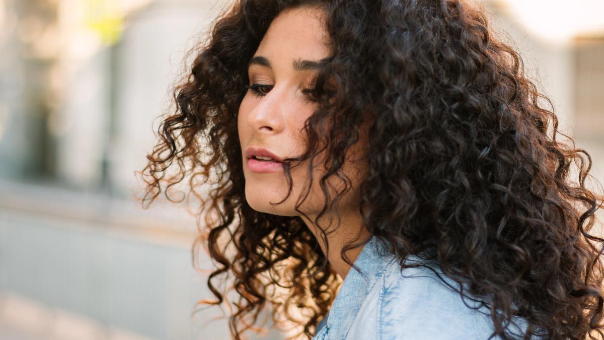 Cara Merawat Rambut Keriting Biar Nggak Kusut dan Tetap Menawan ...