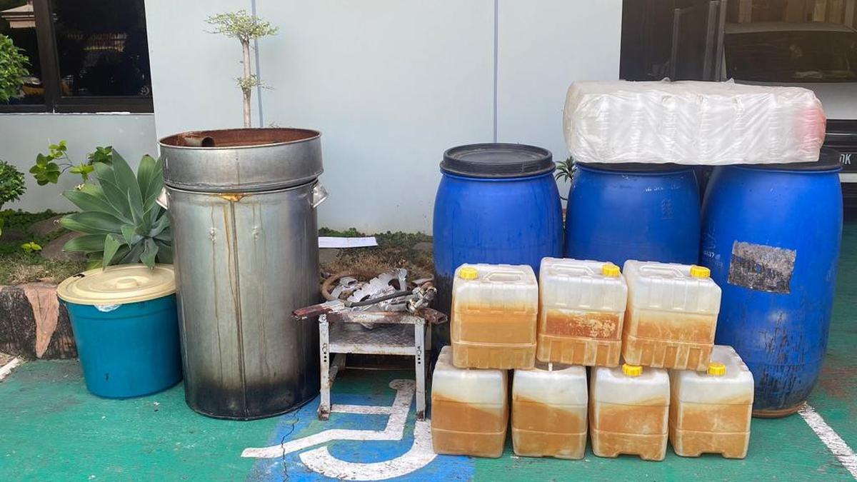 Polisi Gerebek Pabrik Miras Rumahan Jenis Ciu di Pademangan, Satu Orang Pelaku Diamankan - News ...