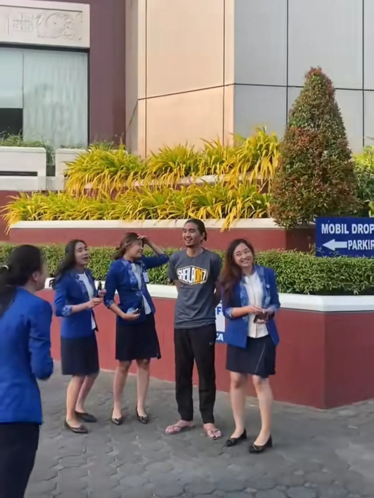 7 Potret Duta Sheila On 7 ke Bank Pakai Sandal Jepit Diajak Foto, Gesturnya Dipuji - Hot ...