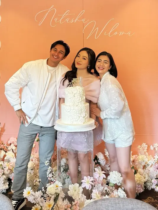 Potret Perayaan Intimate Ulang Tahun Natasha Wilona ke-26, Tampil Anggun - Foto Liputan6.com