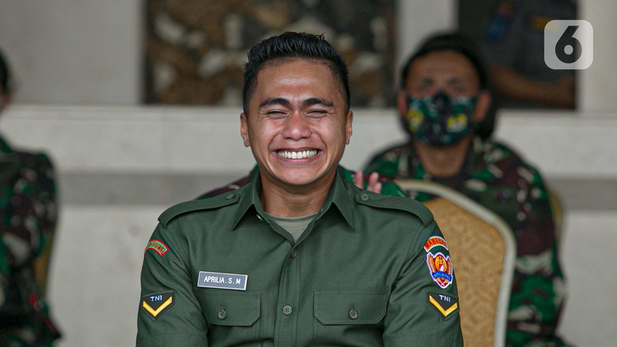 FOTO: Ekspresi Aprilia Manganang Usai Dapatkan Nama Baru Jadi Aprilio ...